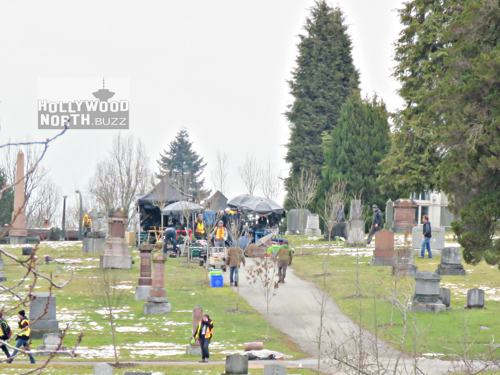 SHOOT: THE FLASH's Barry Allen (Grant Gustin) at a Cemetery in the ...