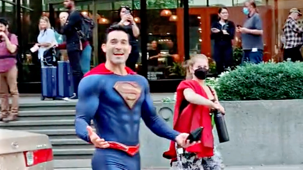 Tyler Hoechlin's SUPERMAN in Downtown Vancouver Goes Viral on TikTok ...
